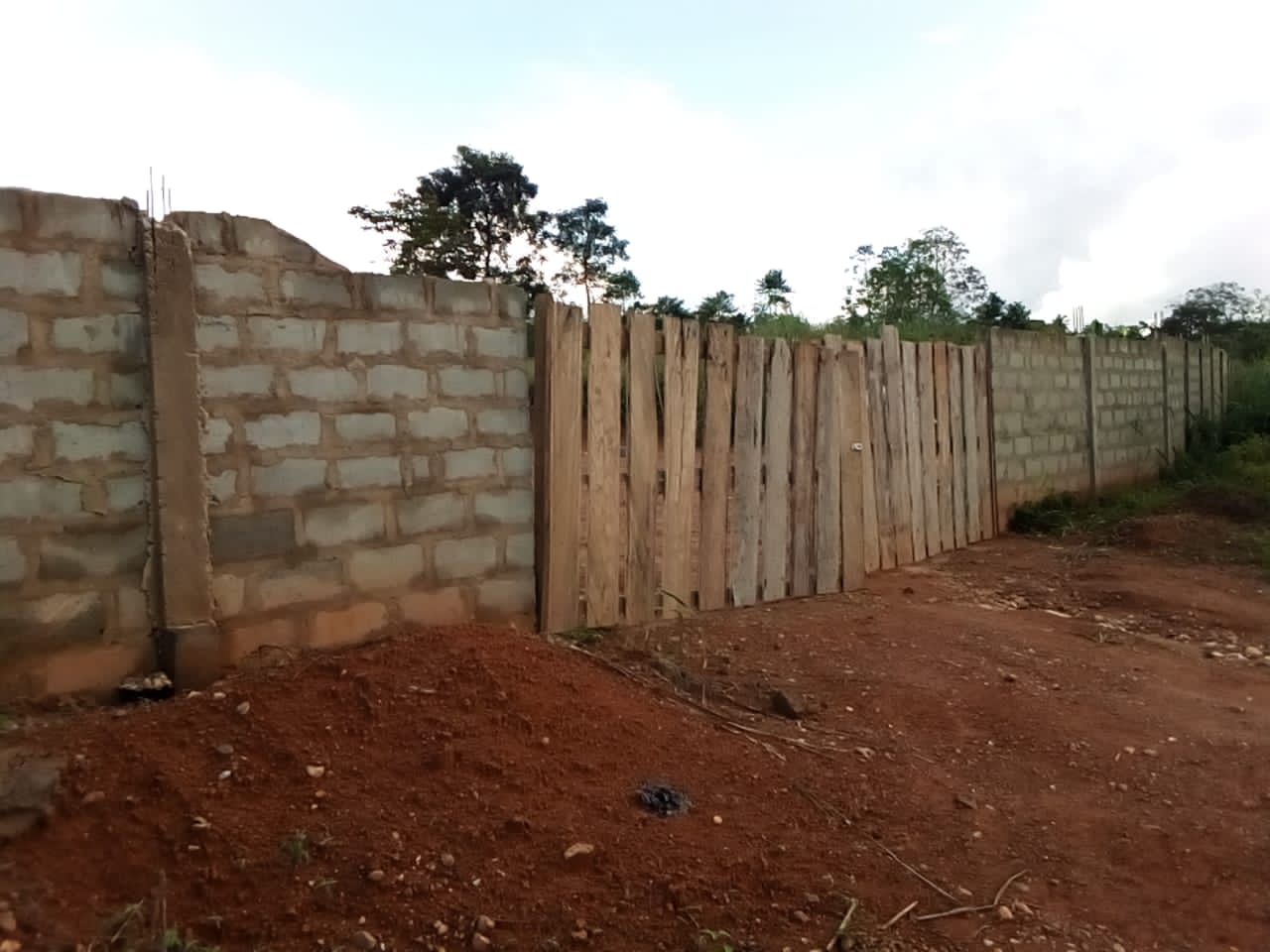 E/R: Proprietor Weeps As School Land Seized And Resold By Okyeman Chief ...