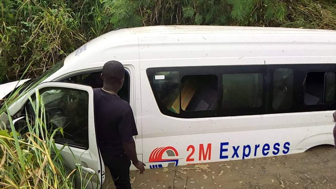 E/R: Bus Carrying 22 Plunges Into River In Near Fatal Accident | Bryt FM